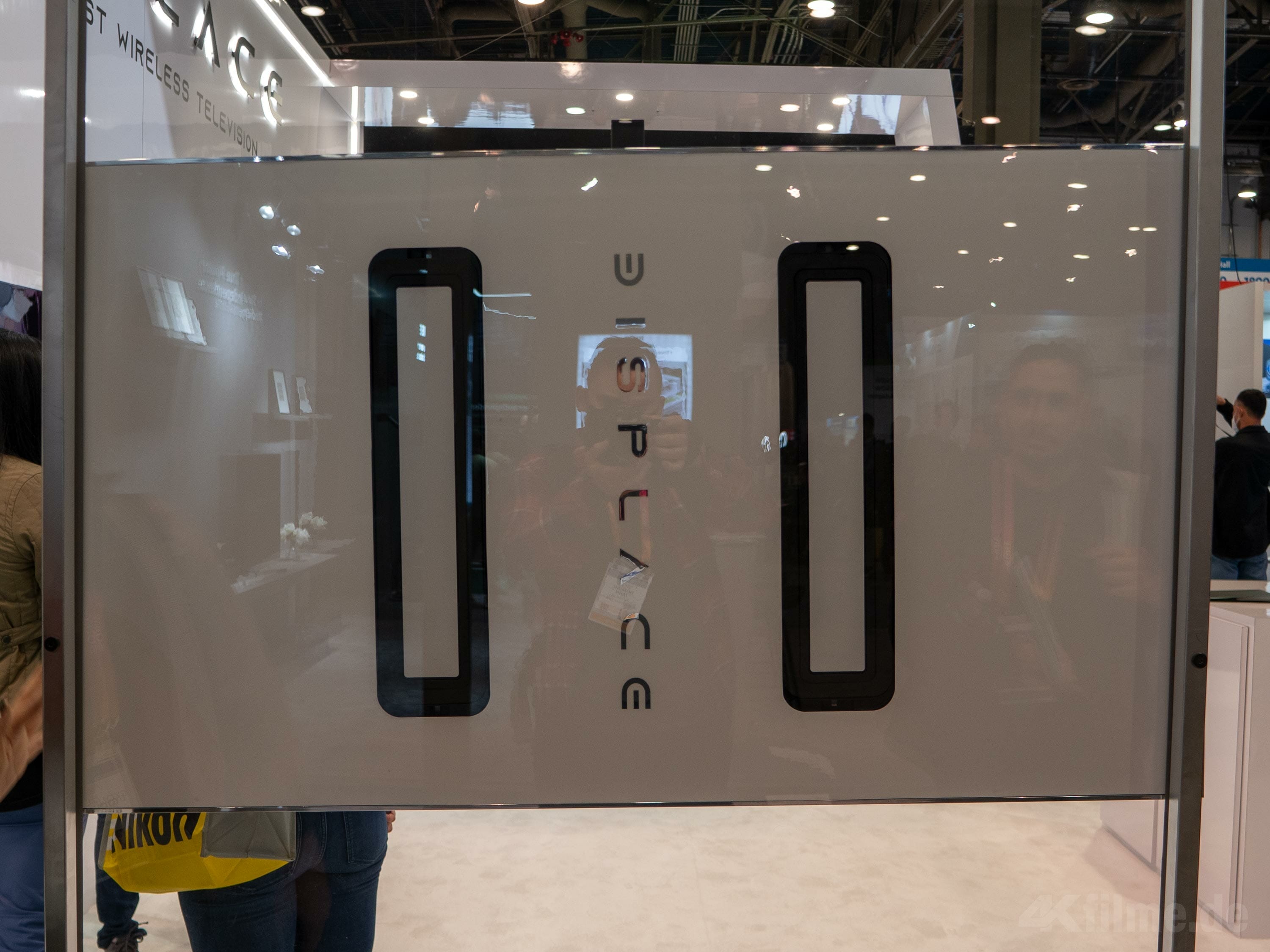 Der kabellose, akkubetriebene Displace OLED TV ist ein technischer ...