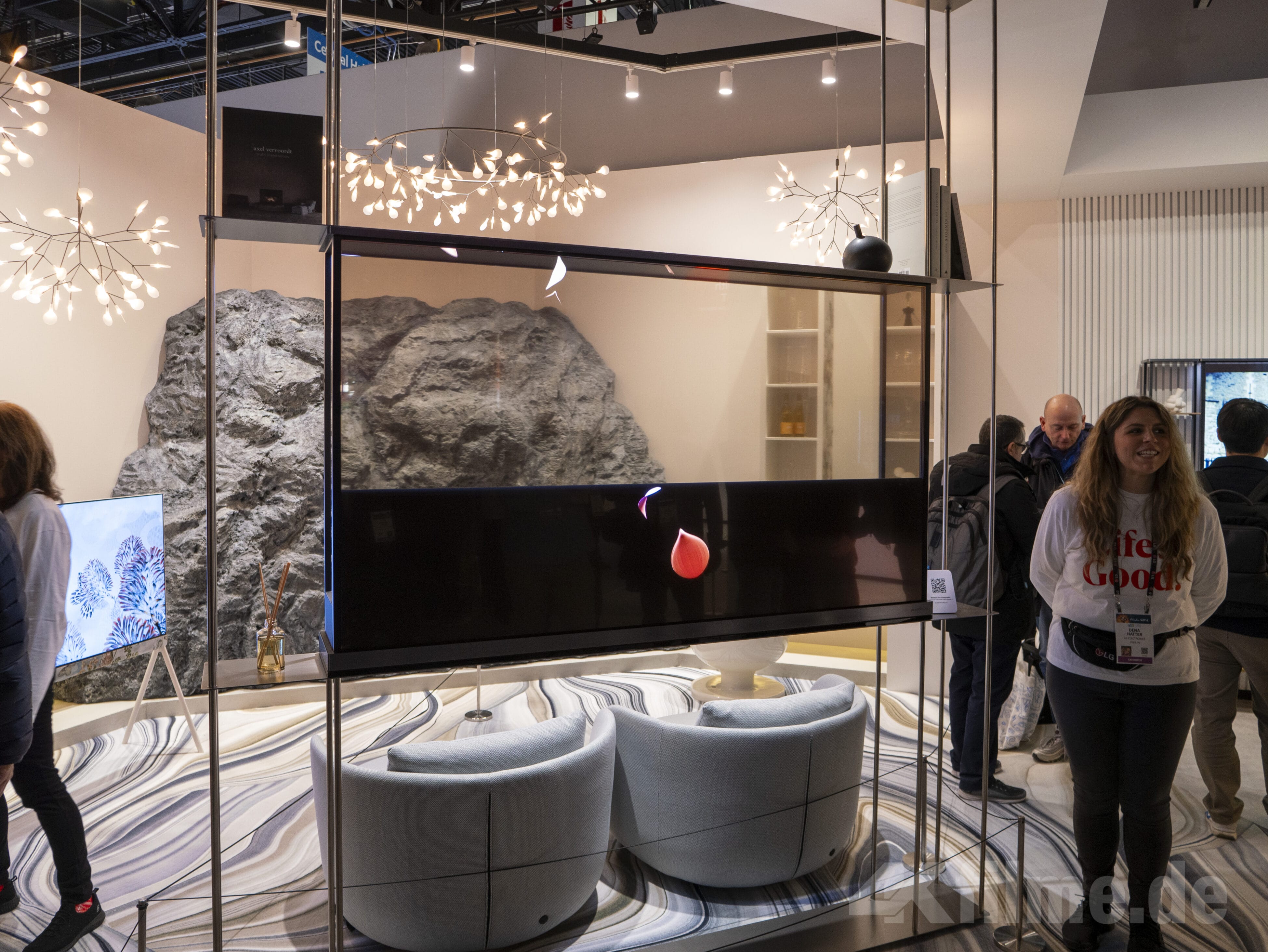 LG Signature OLED T: So funktioniert der transparente OLED-TV mit ...